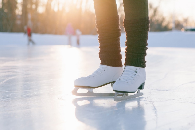 Eislaufen vor Naturkulisse