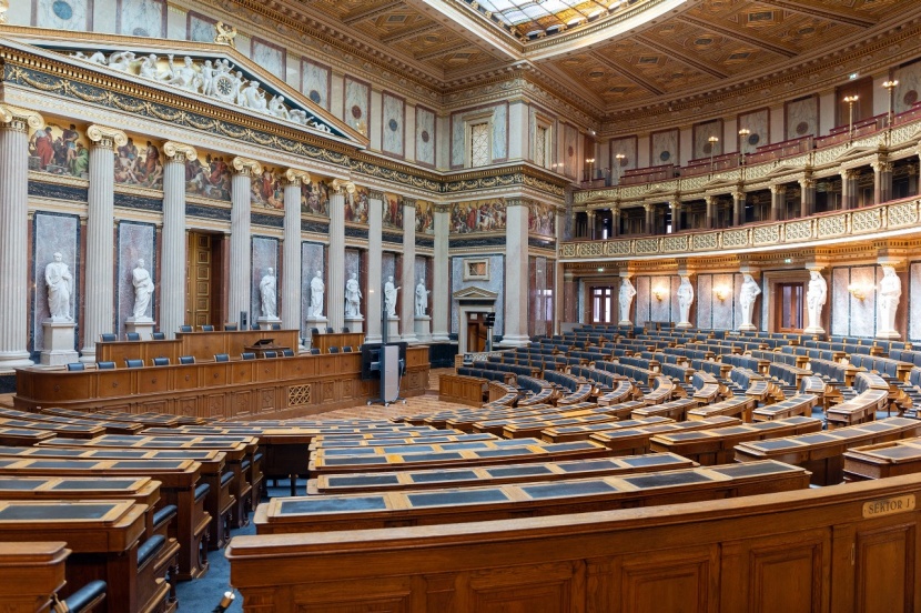 Von Säulen bis Plenarsaal: Das Parlament entdecken